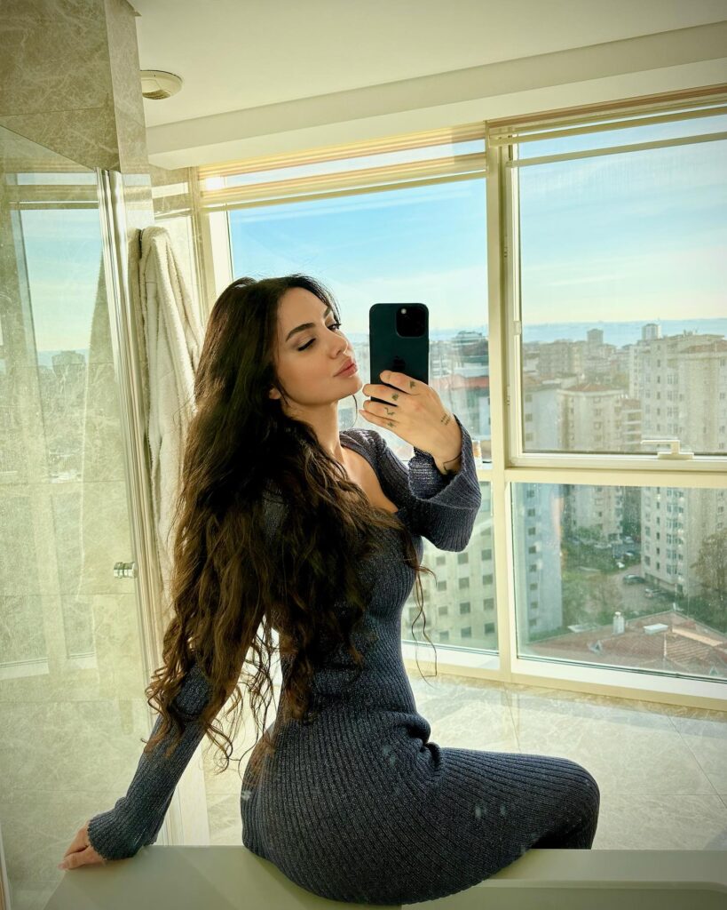 Ece Ronay kimdir? - GecBunlari