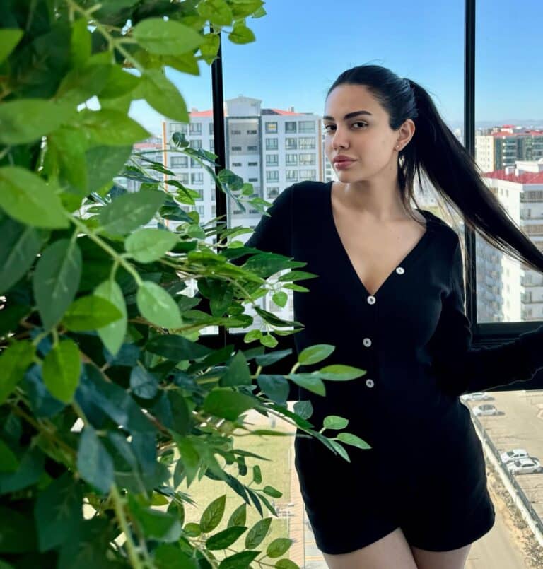 Ece Ronay kimdir? - GecBunlari