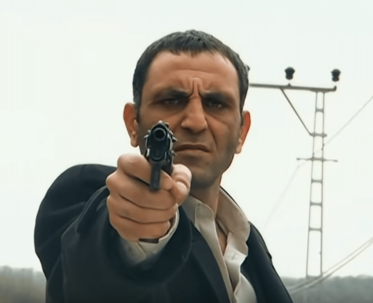 Unutulmaz Memati Baş Sözleri: Ağır ve Racon Dolu Replikler - GecBunlari